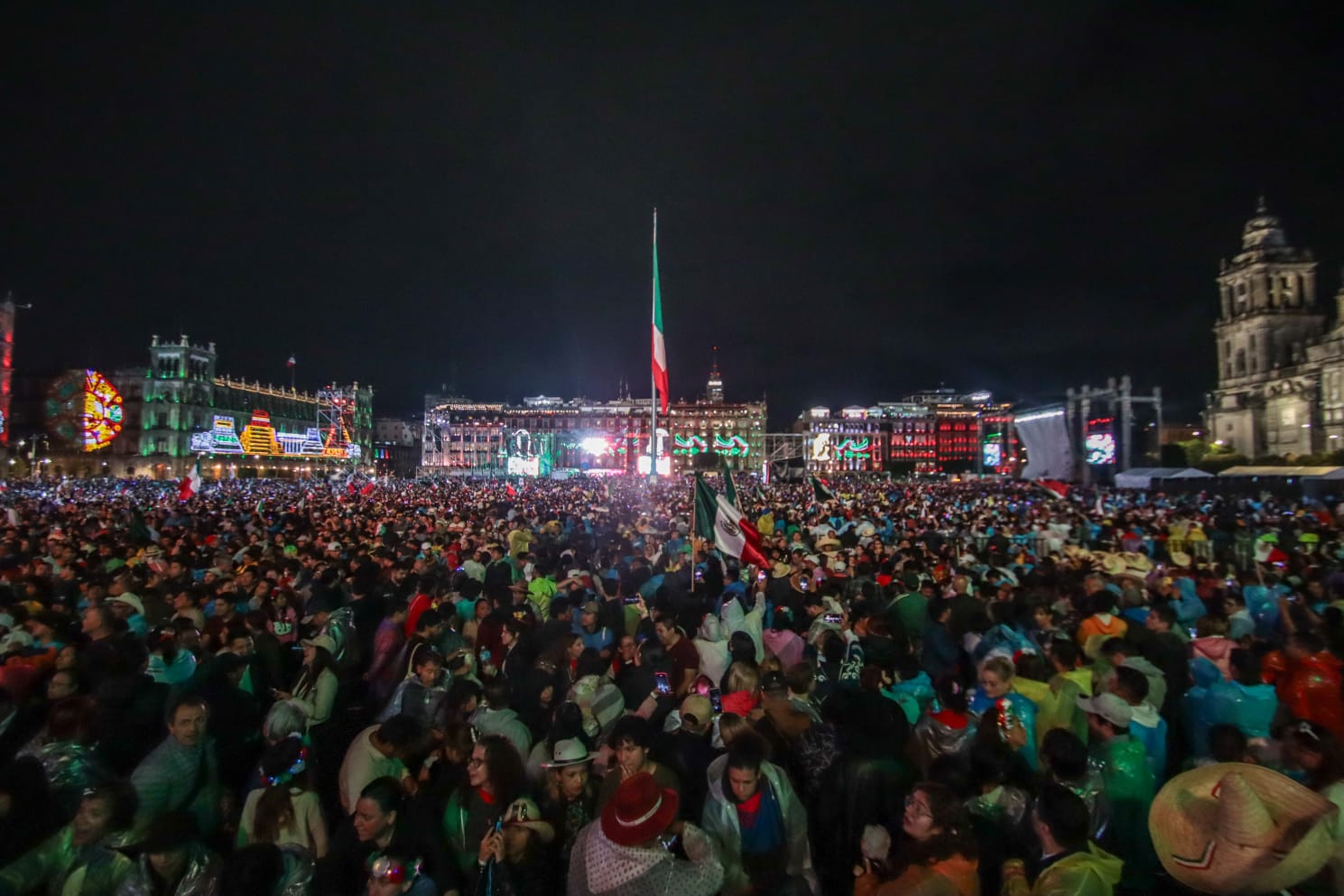 Celebran 190 mil personas el Grito de Independencia de México en el Zócalo Celebran 190 mil personas el Grito de Independencia de México en el Zócalo